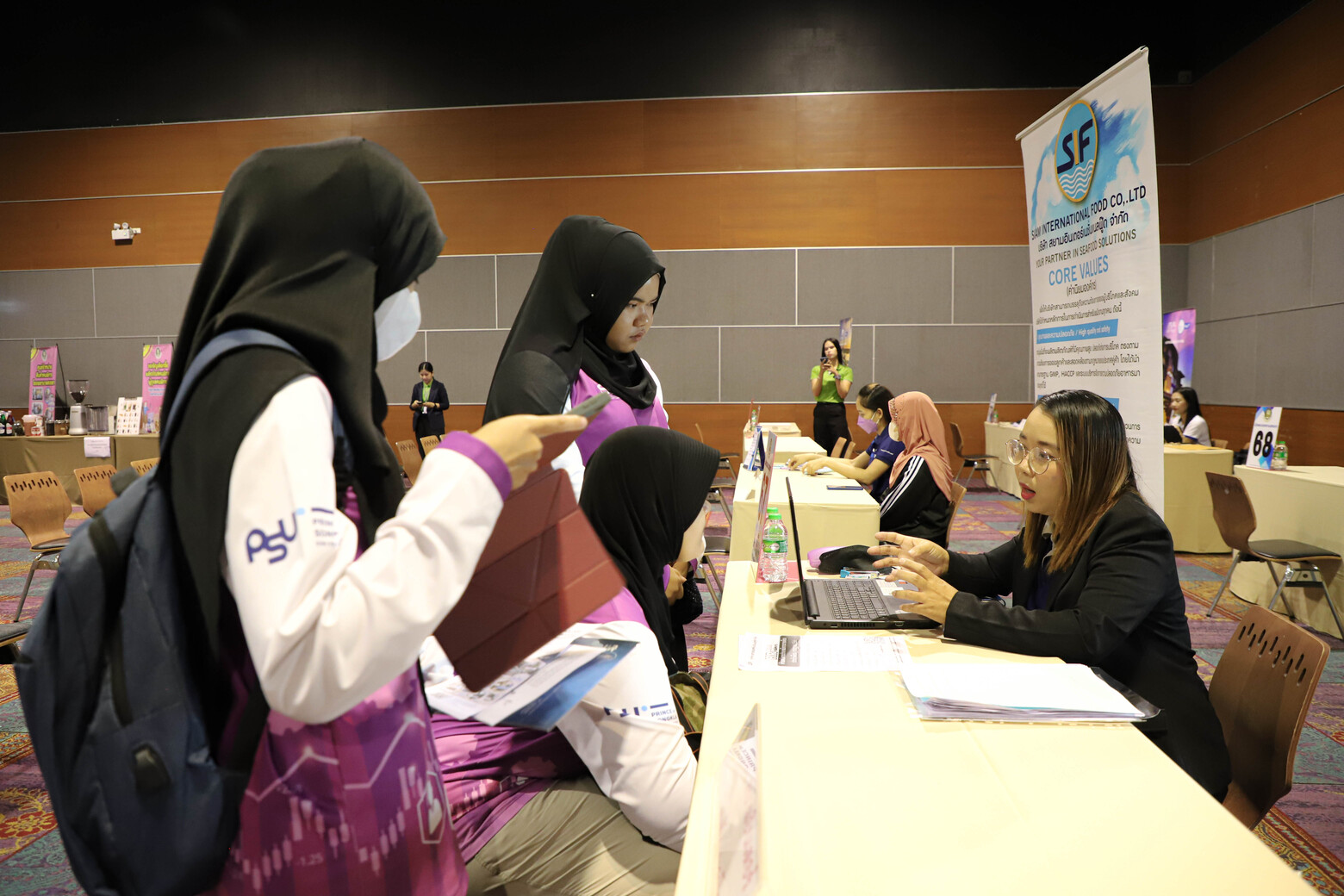 บรรยากาศงาน “งานมหกรรมอาชีพและนัดพบแรงงานจังหวัดสงขลา 2566″ – สำนักการศึกษาและนวัตกรรมการเรียนรู้